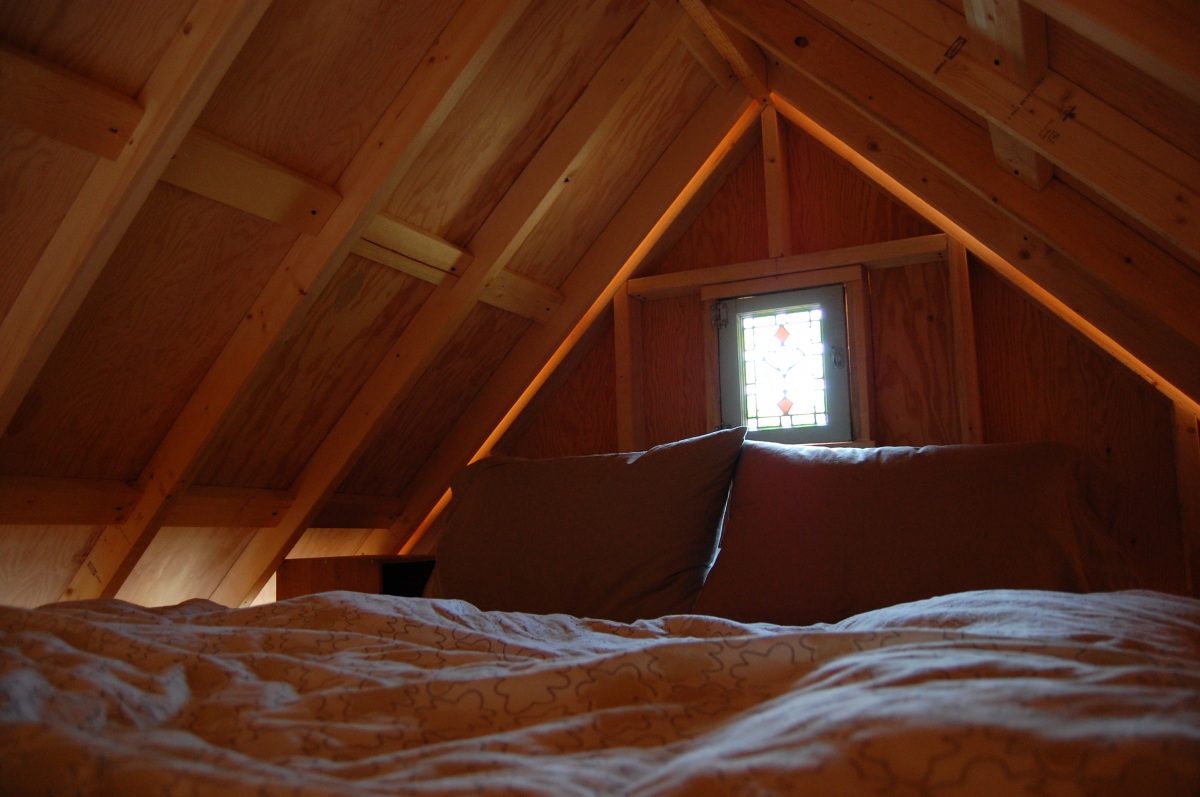 Tiny rustic cabin, sleeping loft | Small House Bliss
