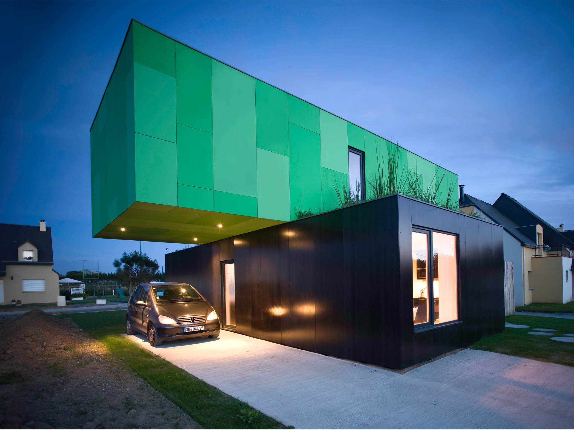 Gallery: Crossbox, a cantilevered modular house | CG Architectes ...