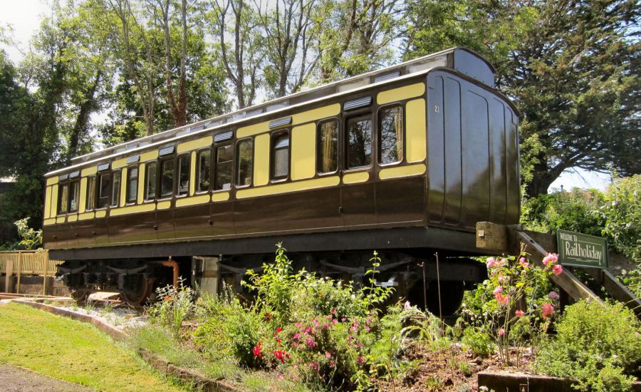 Three Victorian-era railcars restored as vacation suites | Small House ...