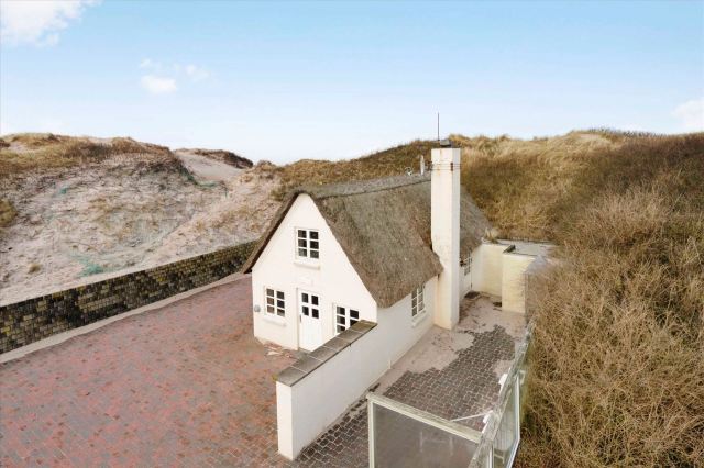 Thatched cottage in the coastal dunes by the North Sea | Small House Bliss